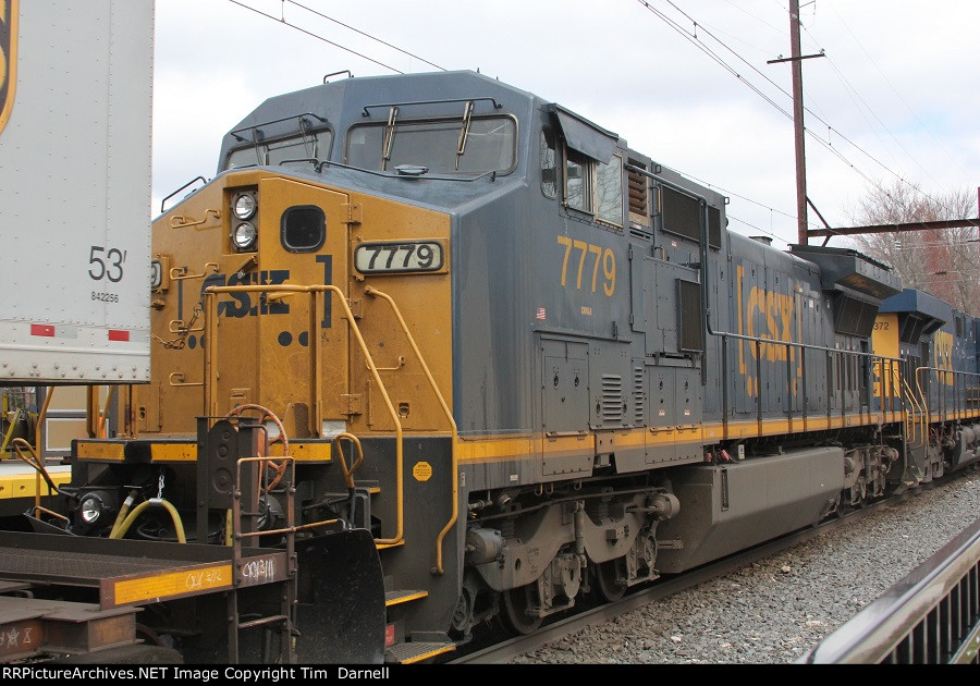 CSX 7779 on Q032